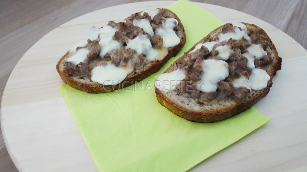 Crostone con Salsiccia e Stracchino - Cucina per Te